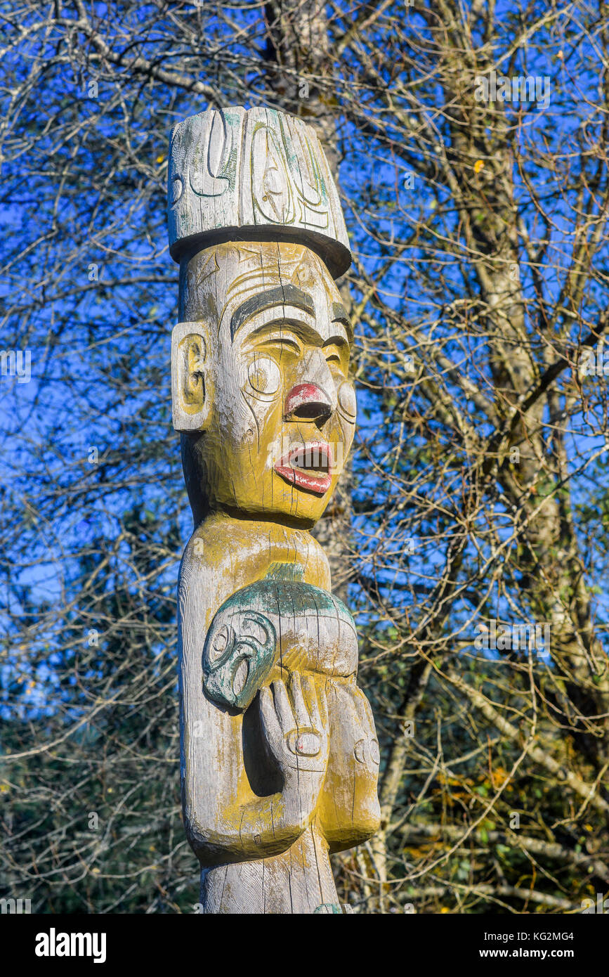 Totem pole with salmon, Eagle Run Park, Squamish River, Brackendale ...