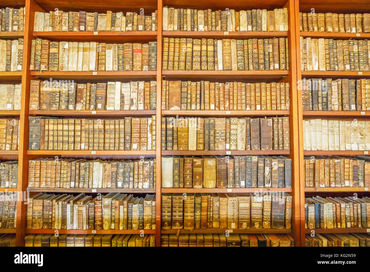 Portugal old shelf library hi-res stock photography and images - Alamy
