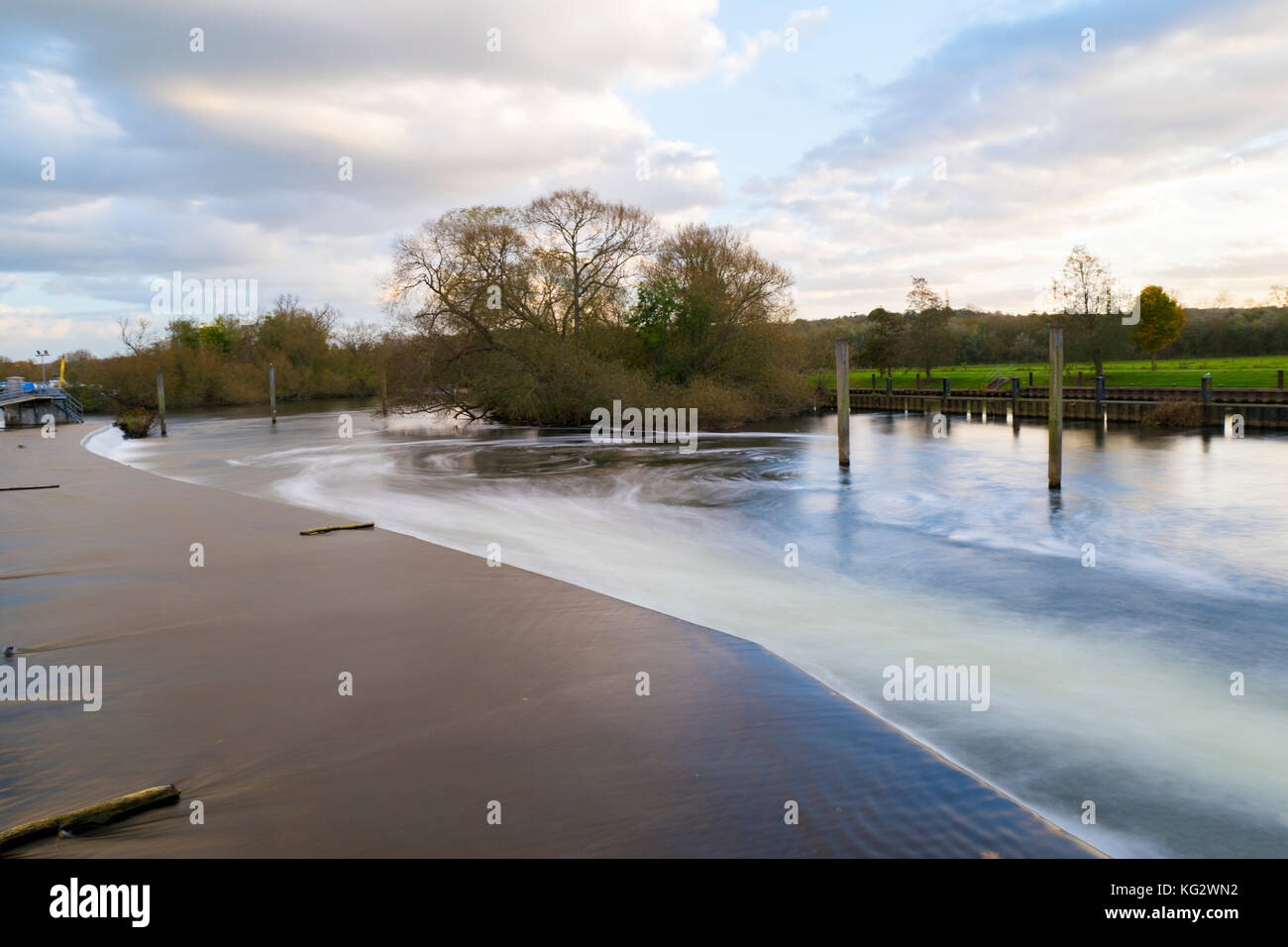 Hambleden lock on river thames hi-res stock photography and images - Alamy