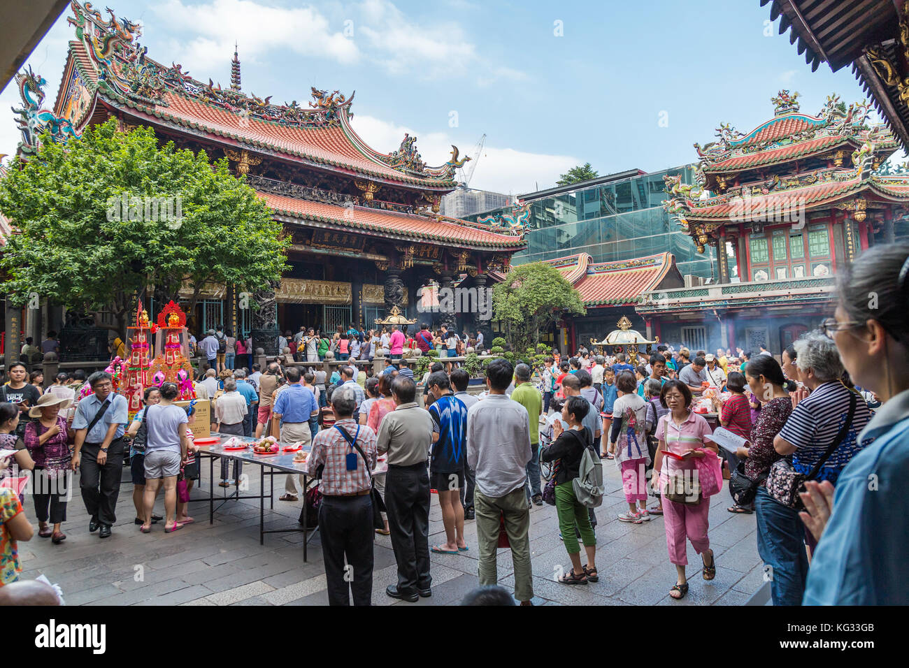 People pray in Longshan Buddhist temple in Taipei city, Taiwan Stock ...