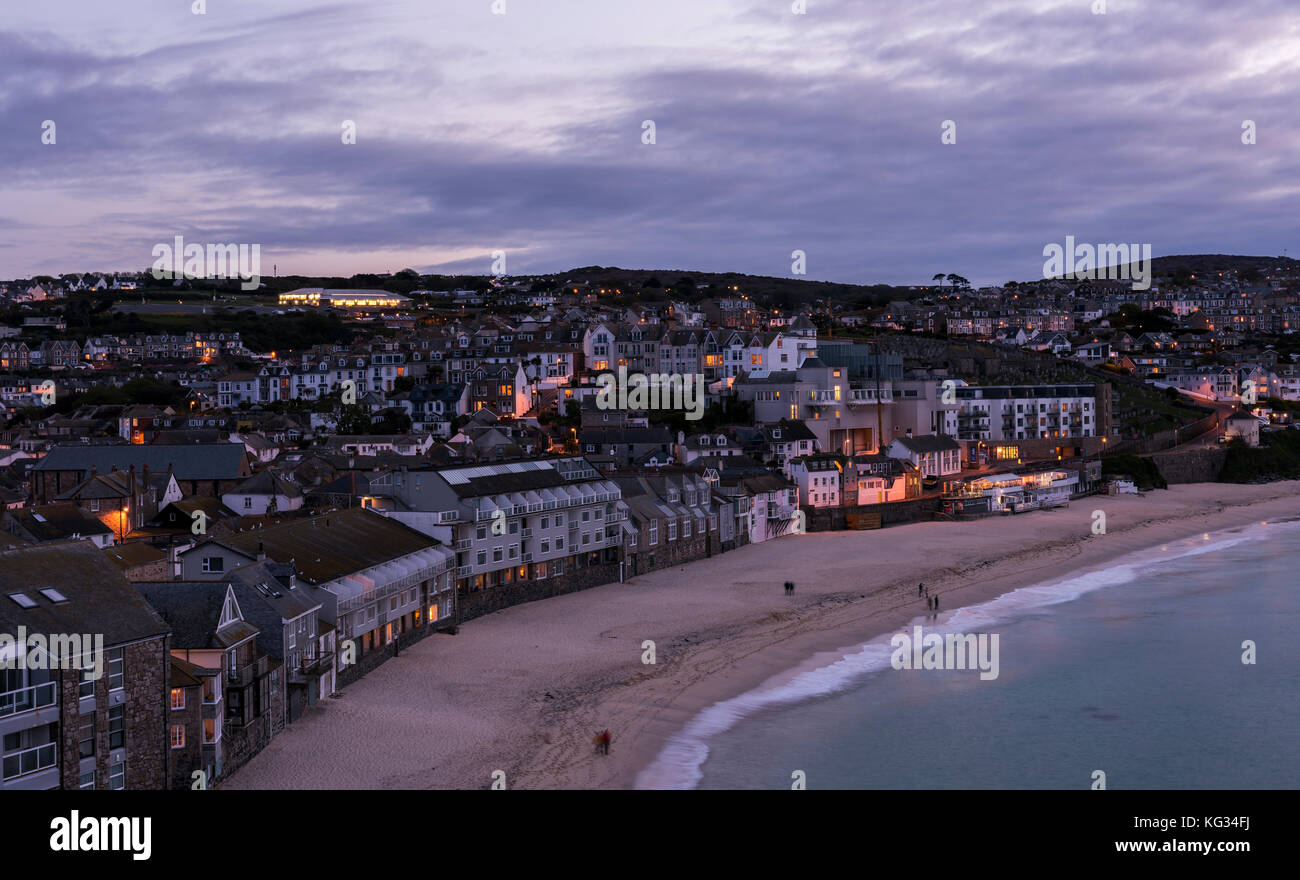 Saint Ives, England - April 28, 2017: Sunset at the beach of Saint Ives ...