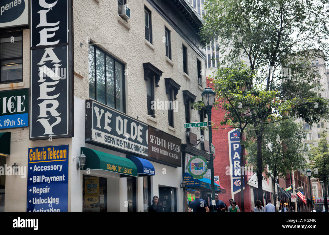 Shops and Signs on S19th Street in Philadelphia - US Stock Photo - Alamy