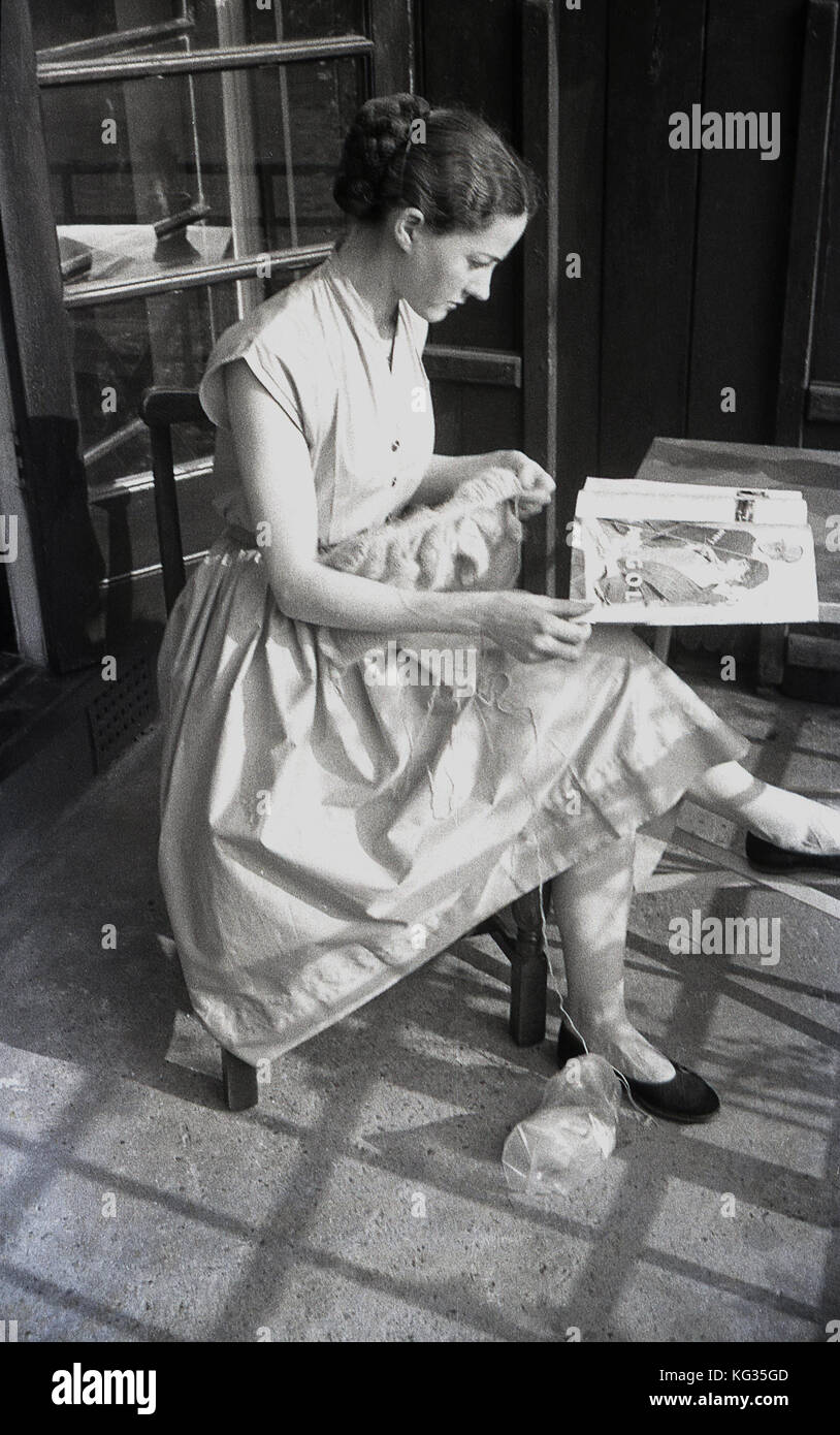 Black woman reading 1940s hi-res stock photography and images - Alamy