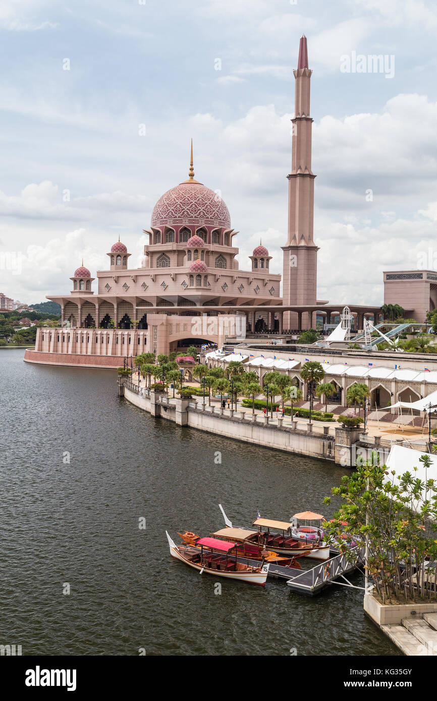 Putra Mosque on the bank of Putrajaya Lake in Putrajaya Stock Photo - Alamy