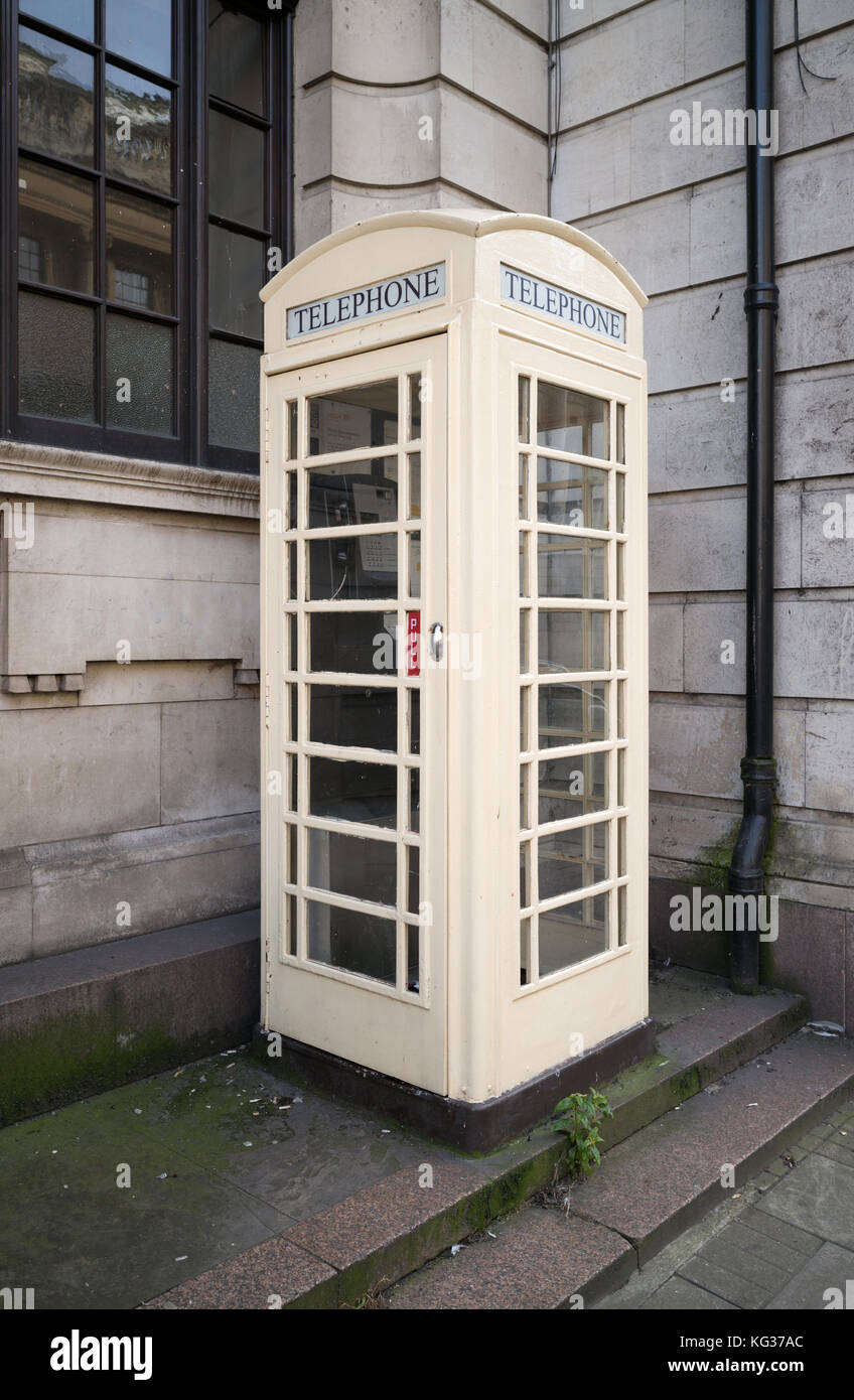 Hull cream telephone box hi-res stock photography and images - Alamy