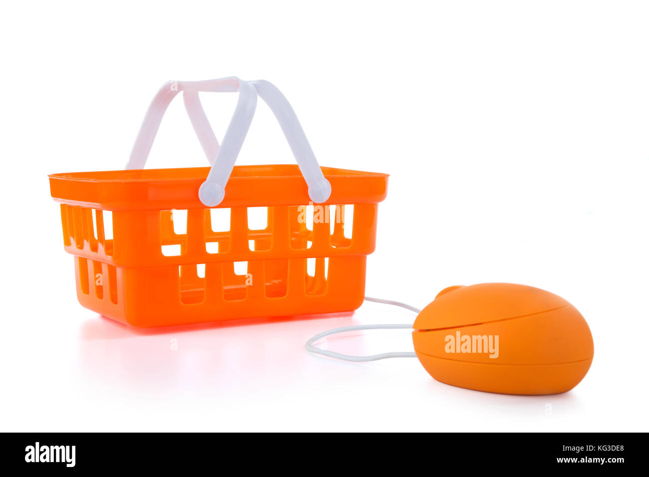 Computer mouse connected to shopping basket Stock Photo - Alamy