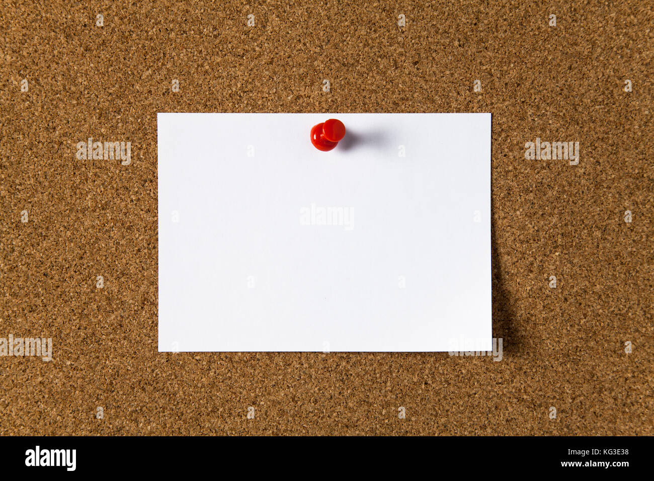 Note paper with red pin on the corkboard Stock Photo - Alamy