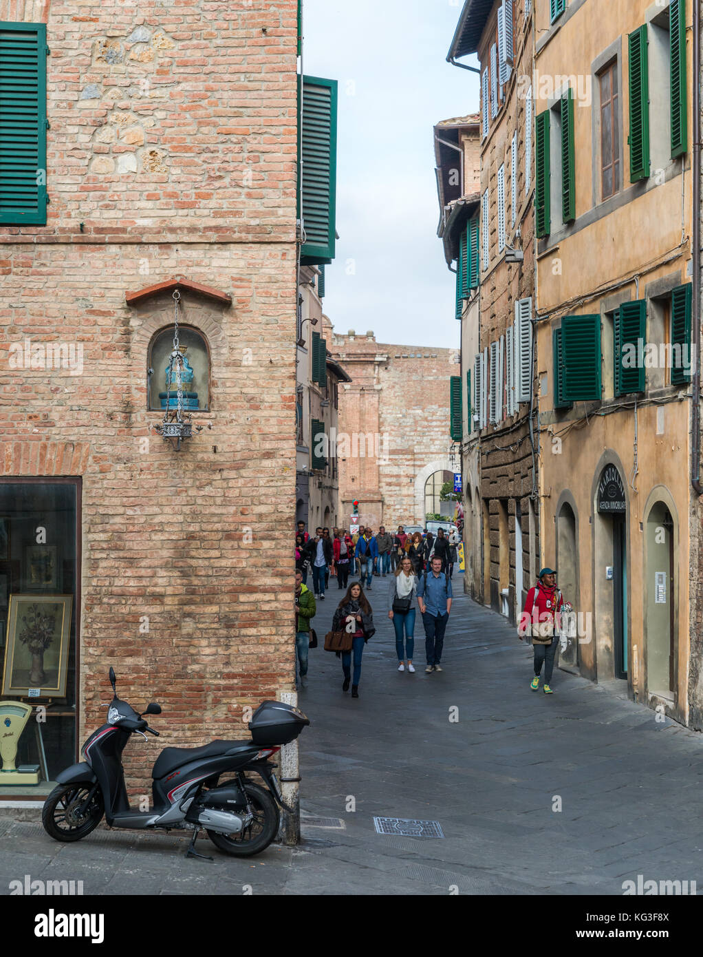 Tourists in narrow streets of Siena, Tuscany, Italy Stock Photo - Alamy