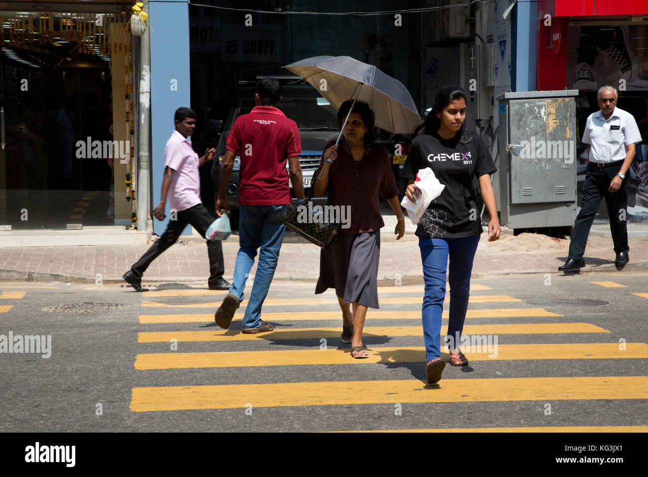 Sri lanka women street hi-res stock photography and images - Alamy