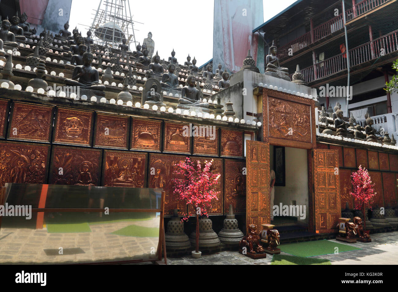 Colombo Sri Lanka Slave Island Gangaramaya Temple Stock Photo - Alamy