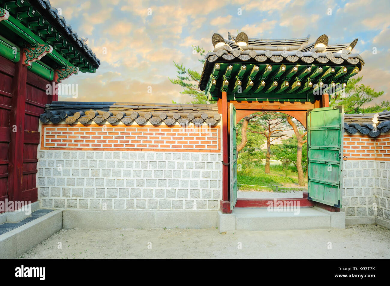 Brick wall gyeongbokgung palace hi-res stock photography and images - Alamy