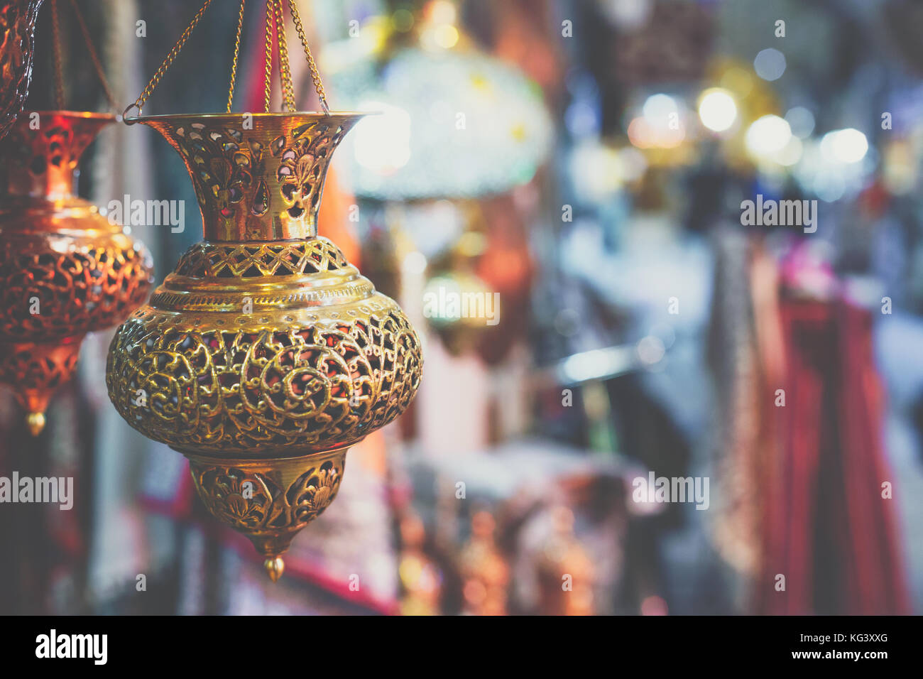 Traditional iranian market (Bazaar) metal souvenires. Isfahan, Iran ...