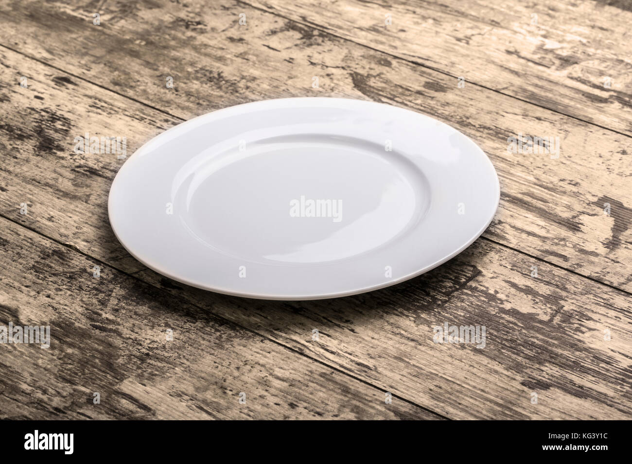 Empty plate on the wooden table background Stock Photo - Alamy