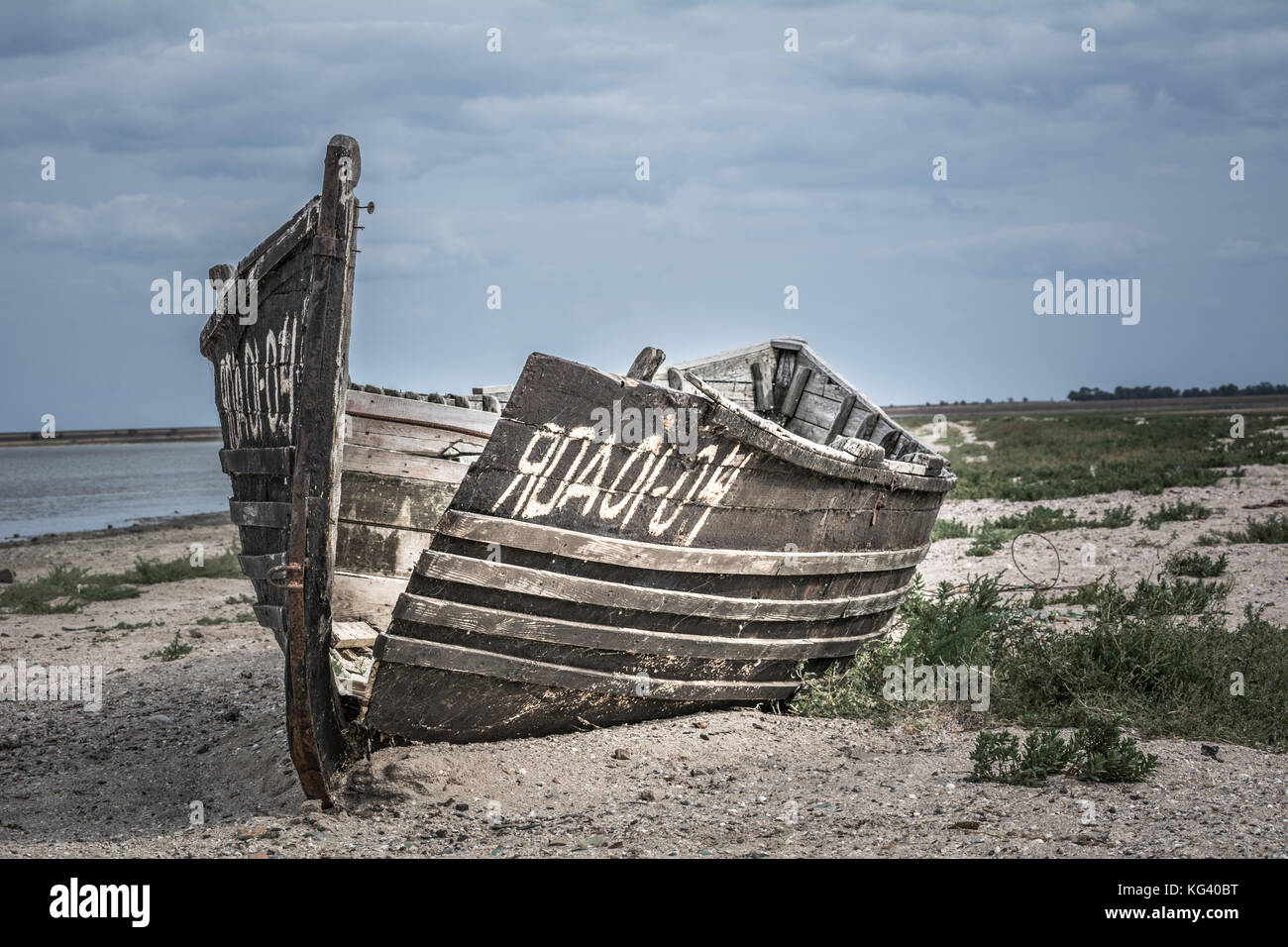 Stranded rowing boat hi-res stock photography and images - Alamy