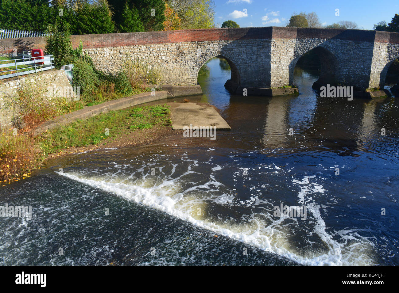 Weir and Old Bridge at Yalding Stock Photo - Alamy