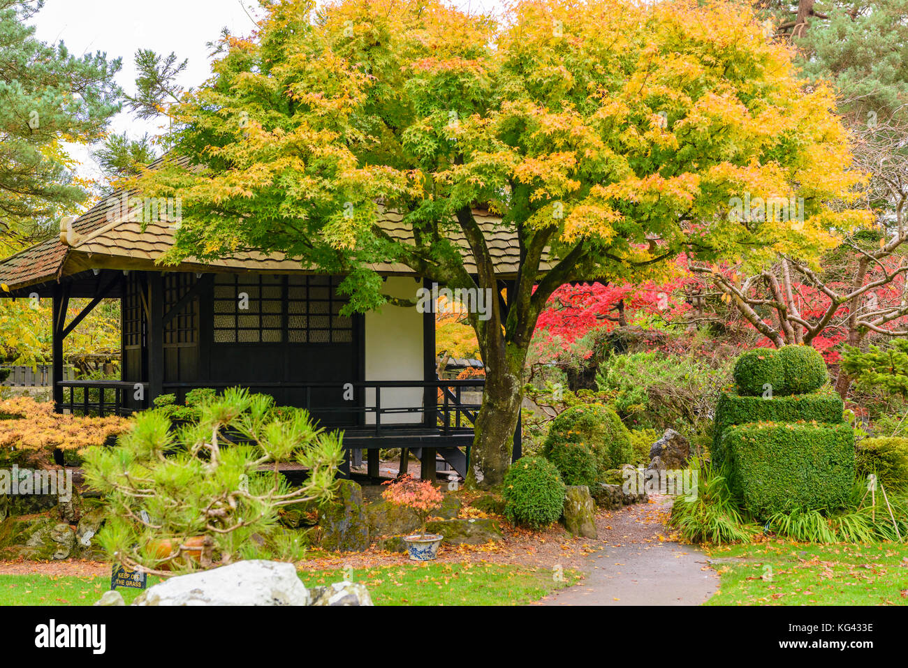 Red japanese tea house hi-res stock photography and images - Alamy