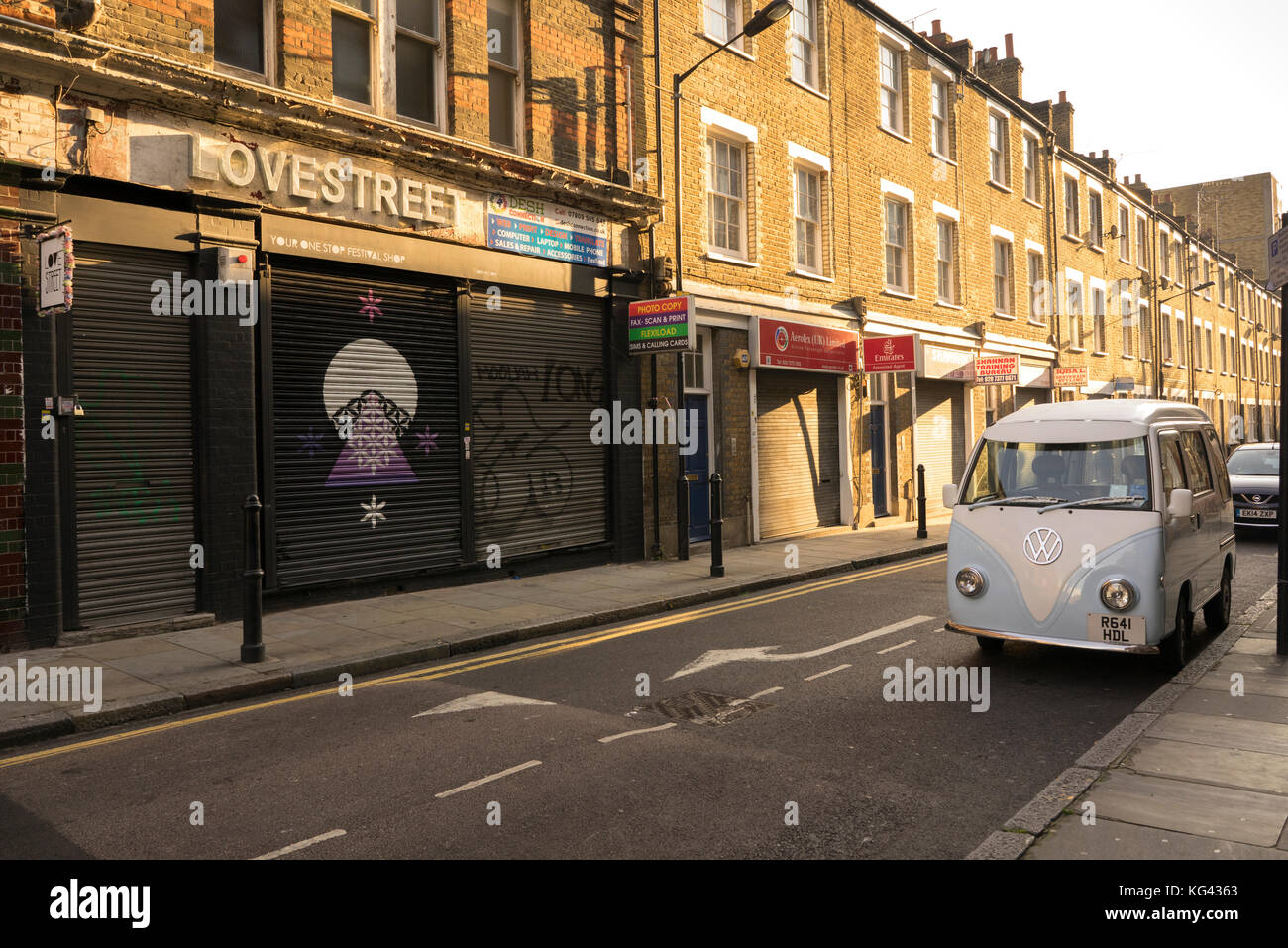 Early morning street scene in Spitalfields in London, England Stock ...