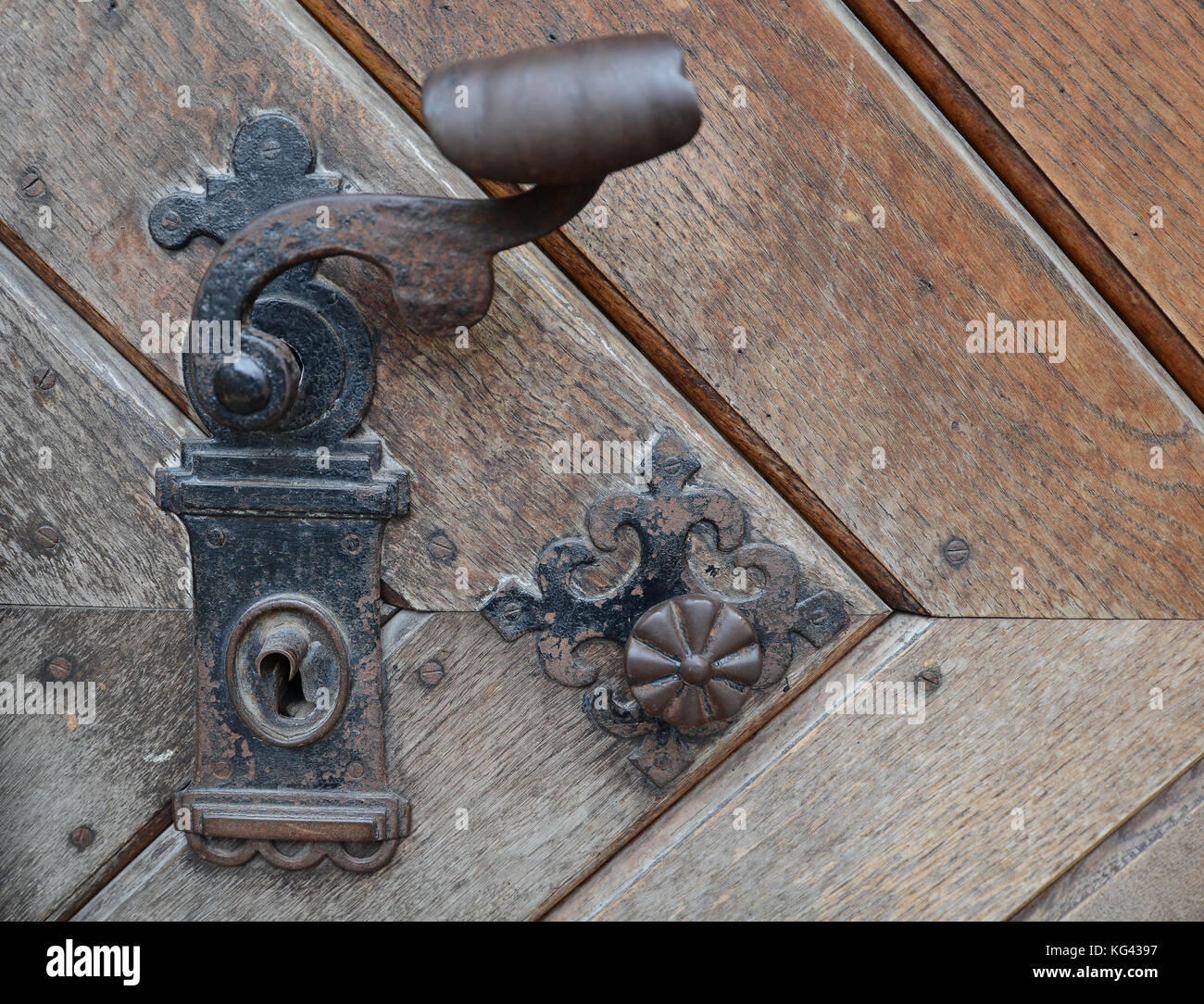 Vintage rusty door handle on wooden door Stock Photo - Alamy