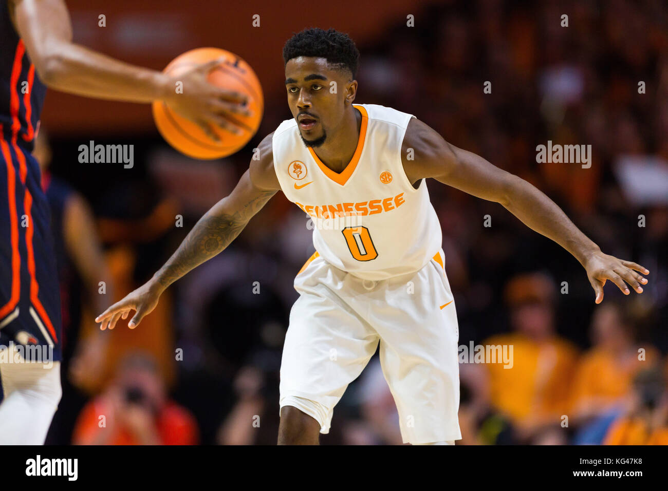 November 2, 2017: Jordan Bone #0 of the Tennessee Volunteers defends ...