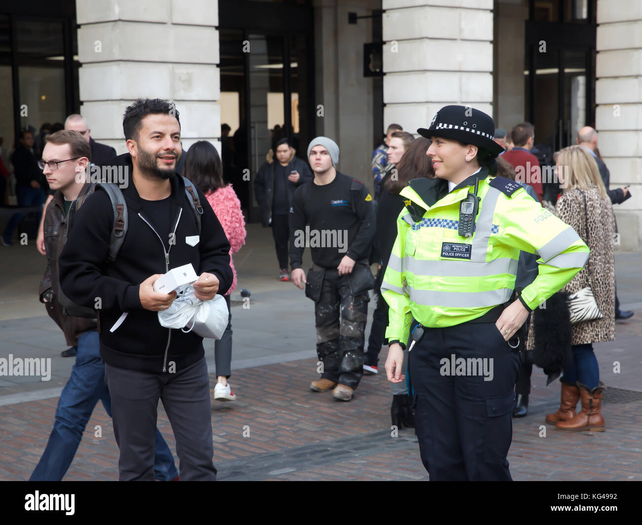 Covent Garden, UK. 3rd Nov, 2017. After hours of queueing a Happy Apple ...