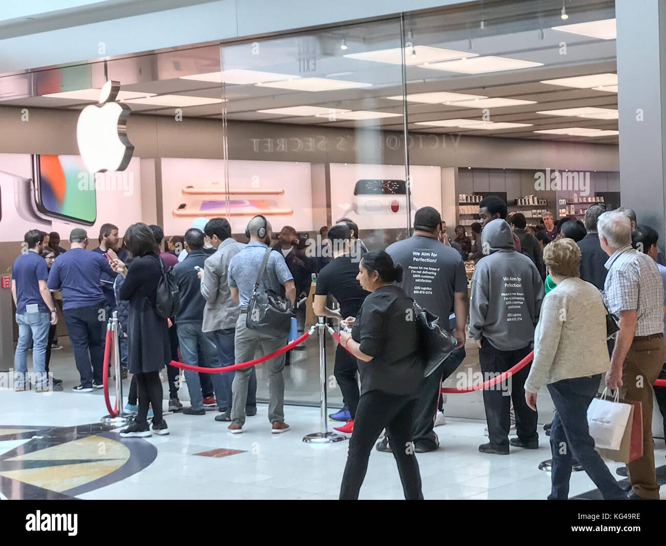 Pennsylvania, USA. 3rd Nov, 2017. Apple customers wait in line to pick ...