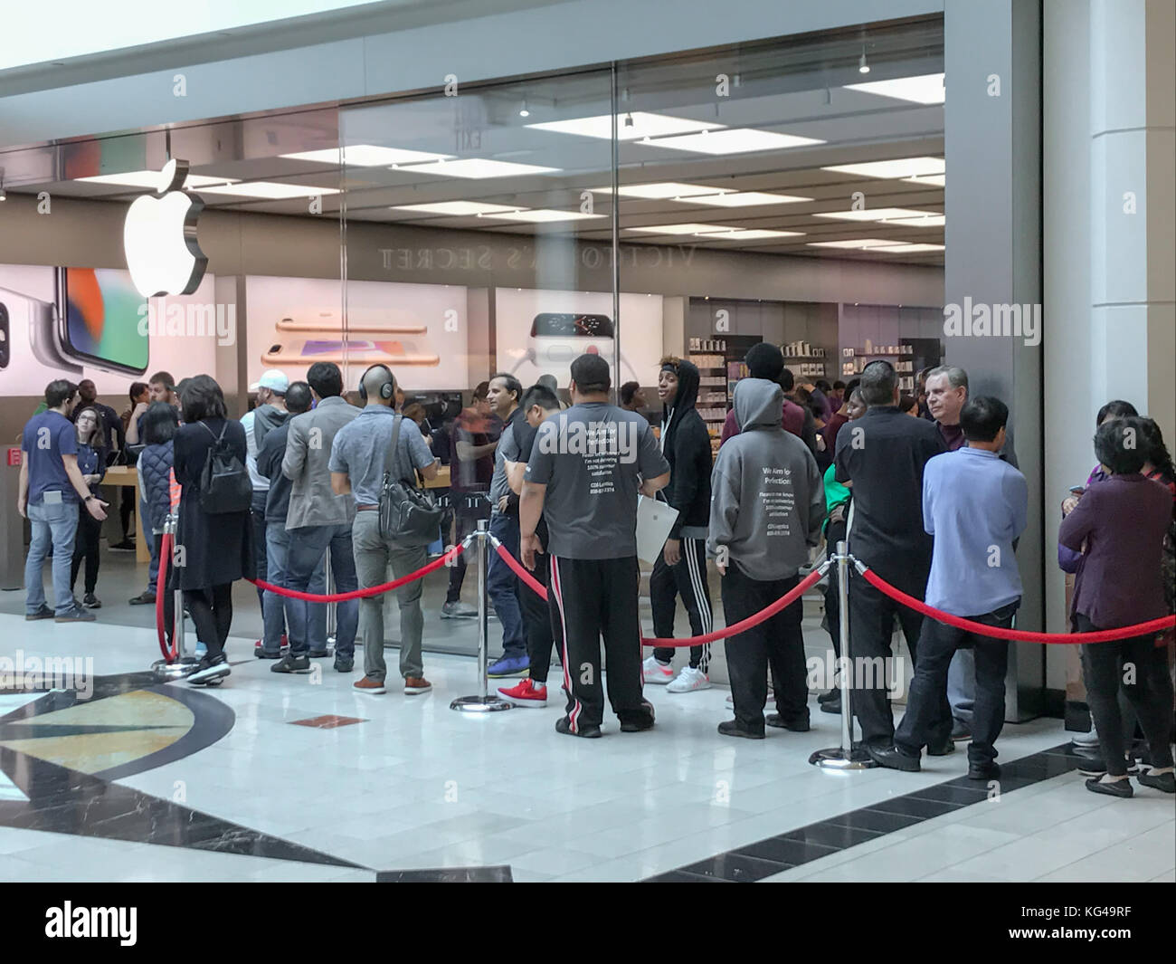 Pennsylvania, USA. 3rd Nov, 2017. Apple customers wait in line to pick ...