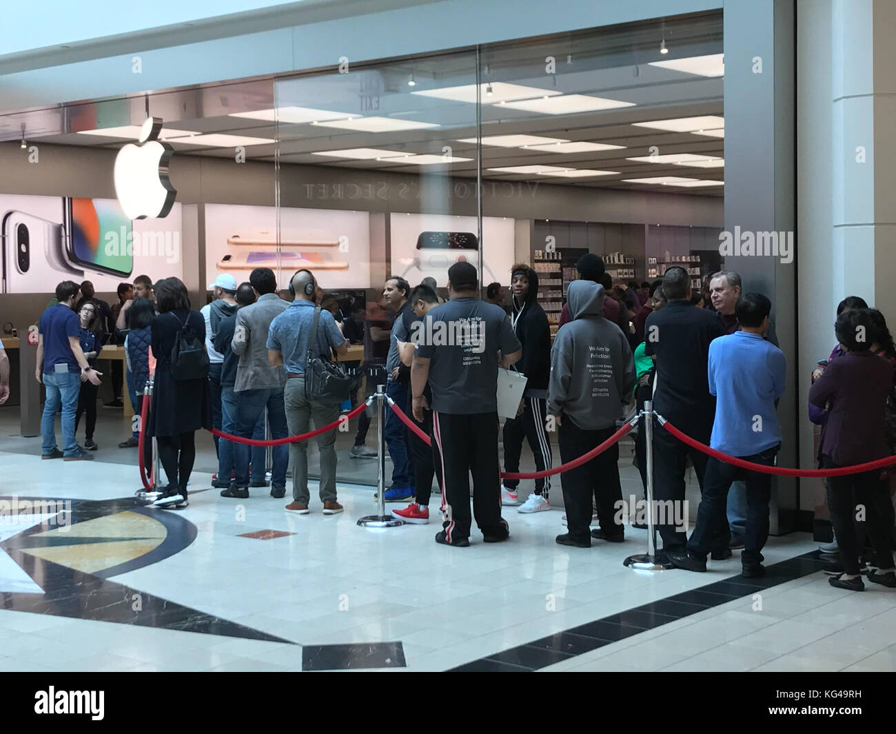 Pennsylvania, USA. 3rd Nov, 2017. Apple customers wait in line to pick ...