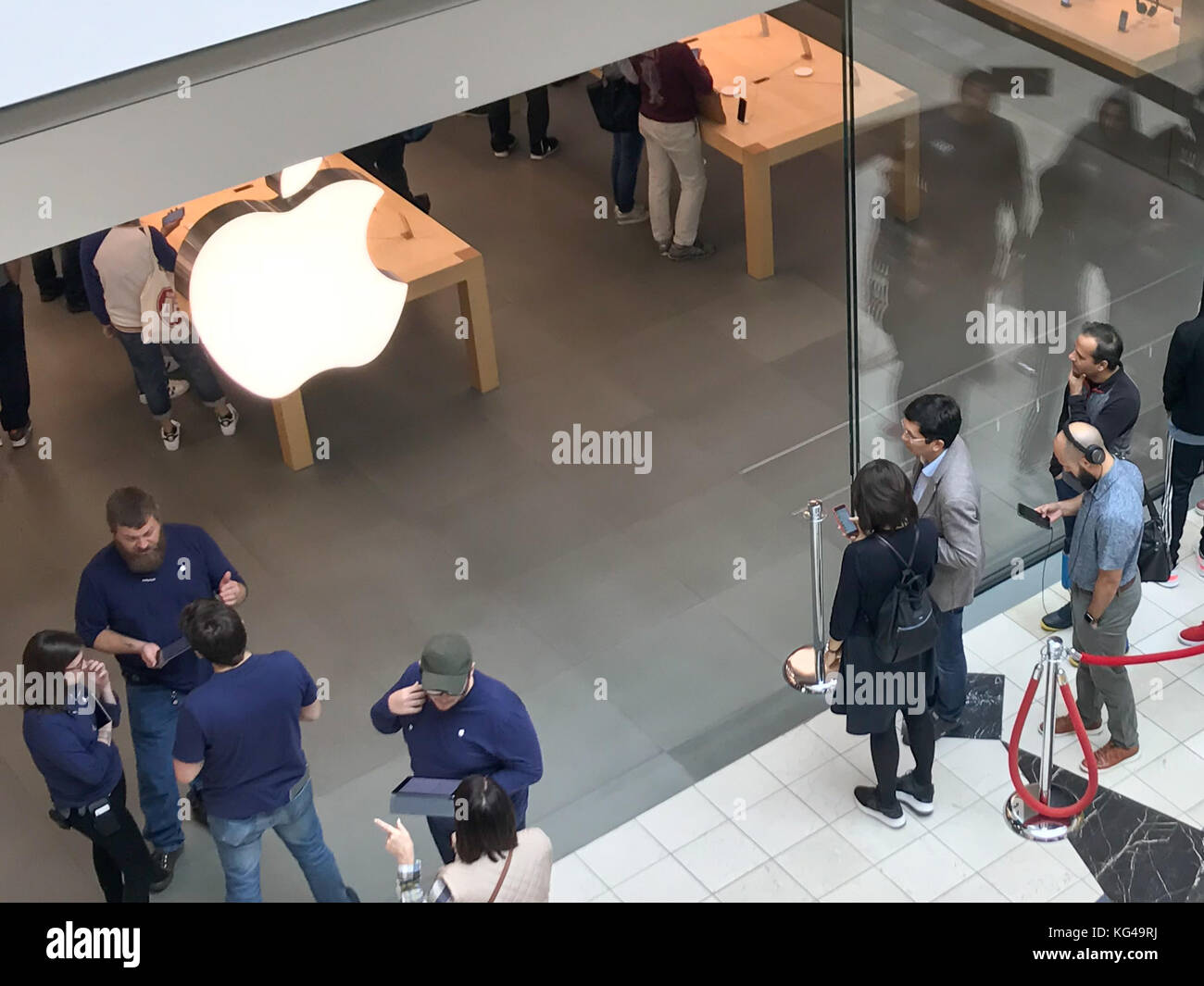 Pennsylvania, USA. 3rd Nov, 2017. Apple customers wait in line to pick ...