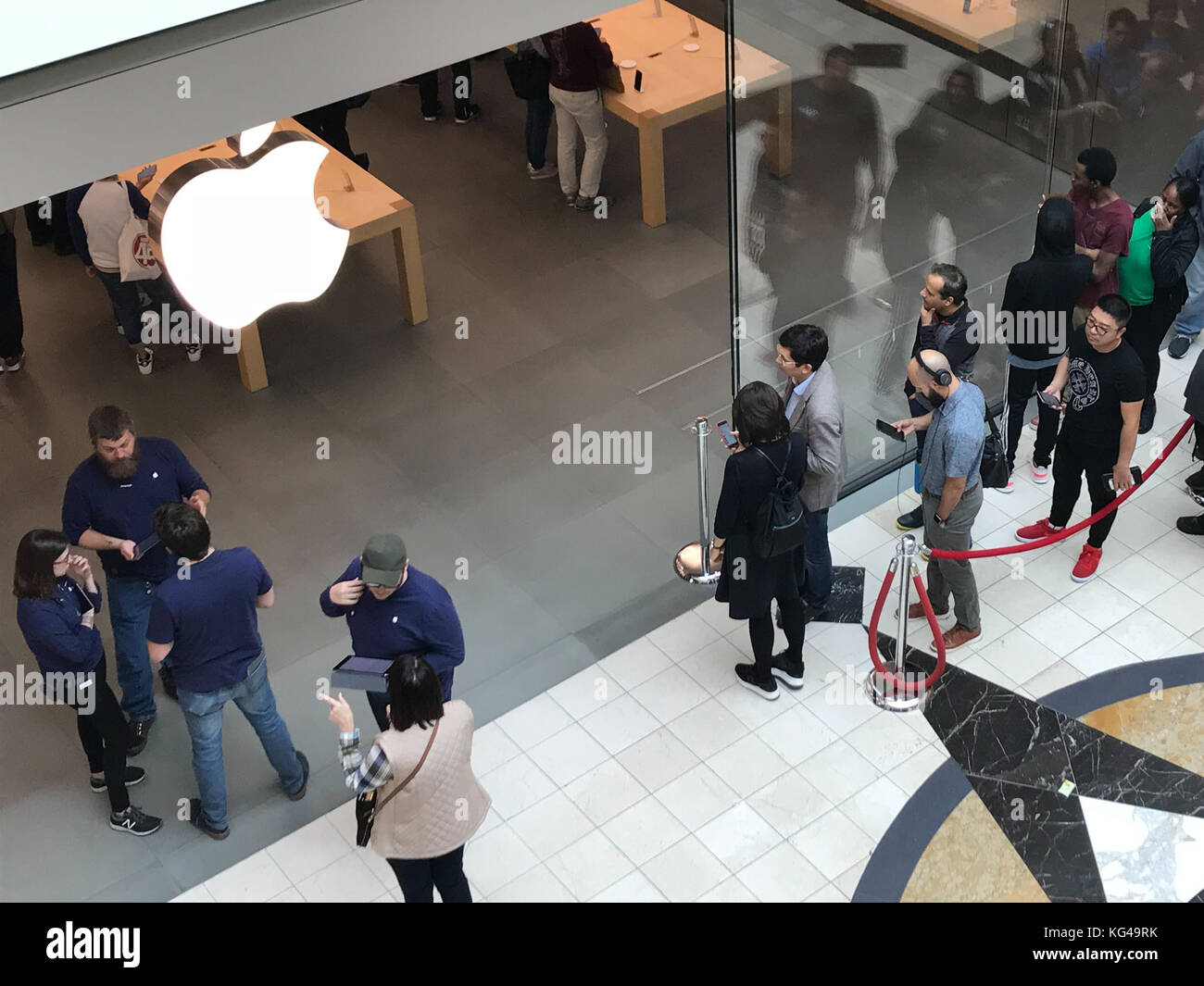 Pennsylvania, USA. 3rd Nov, 2017. Apple customers wait in line to pick ...