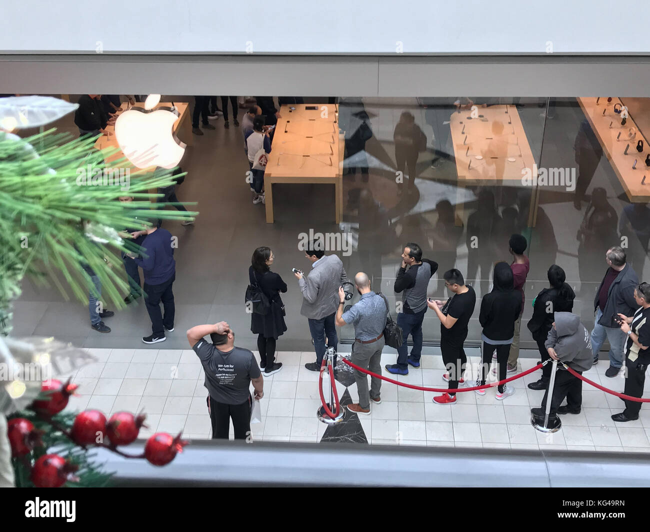Pennsylvania, USA. 3rd Nov, 2017. Apple customers wait in line to pick ...