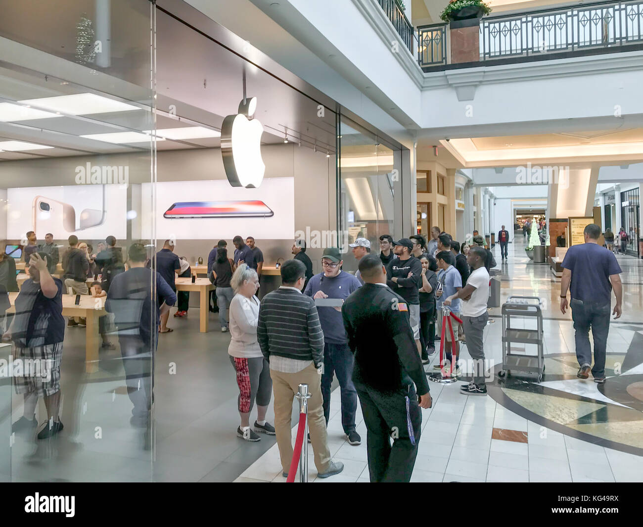 Pennsylvania, USA. 3rd Nov, 2017. Apple customers wait in line to pick ...