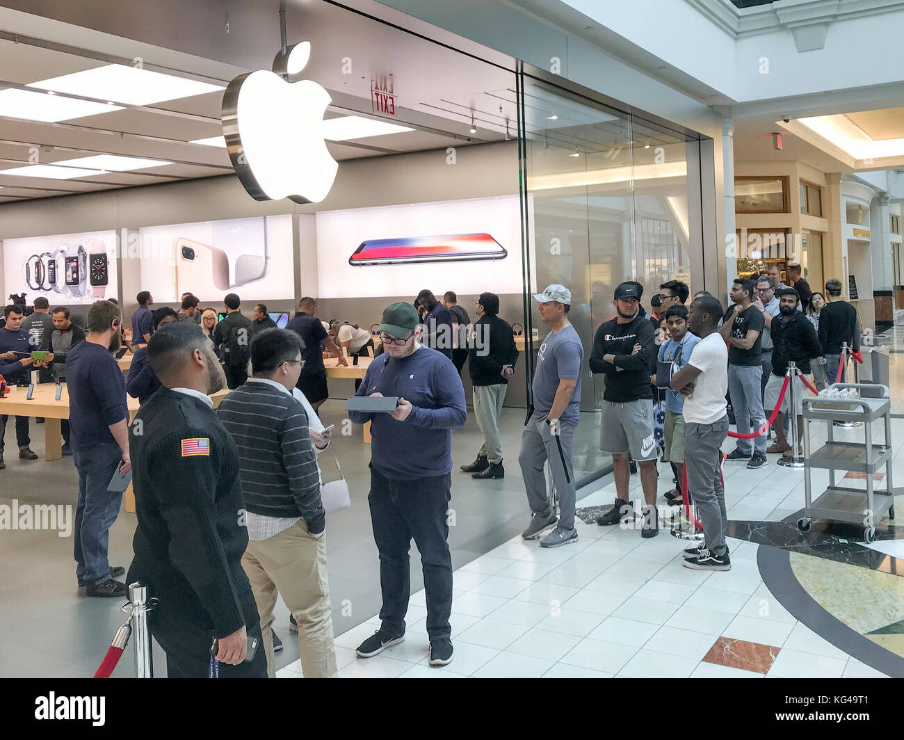 Pennsylvania, USA. 3rd Nov, 2017. Apple customers wait in line to pick ...