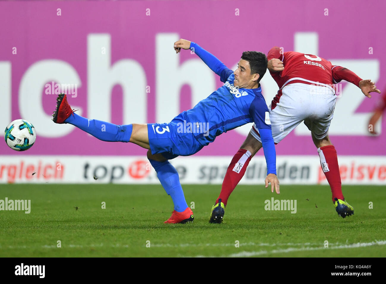 Kaiserslautern, Germany. 3rd Nov, 2017. Kaiserslautern's Benjamin ...