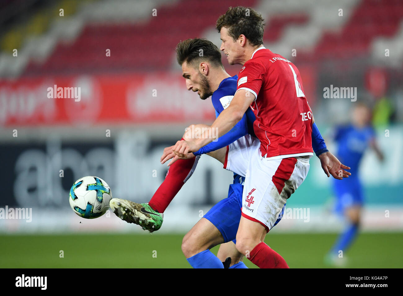 Kaiserslautern, Germany. 3rd Nov, 2017. Kaiserslautern's Patrick Ziegler (R) and Bochum's ...