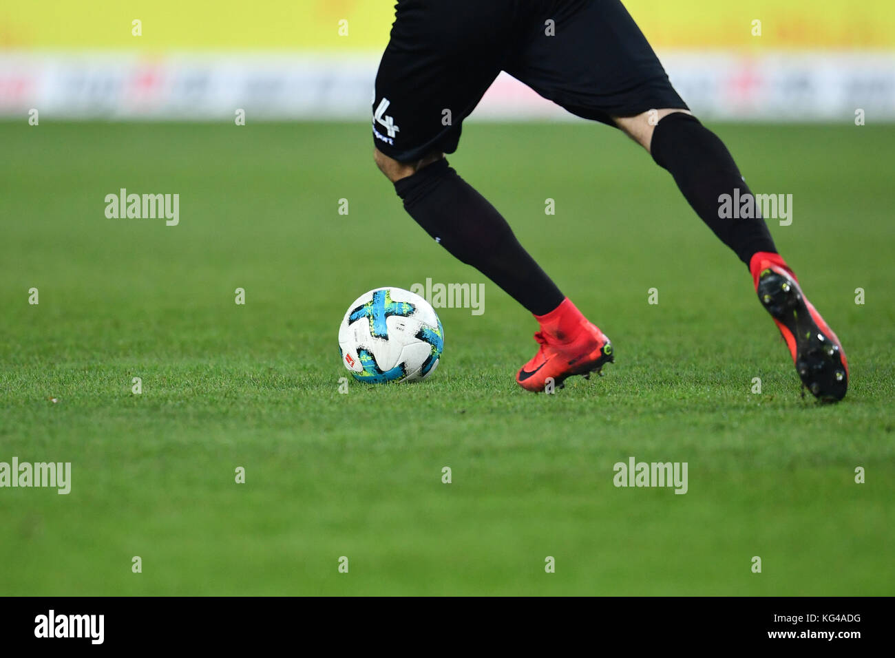 Kaiserslautern, Germany. 3rd Nov, 2017. Kaiserslautern's goalkeeper ...