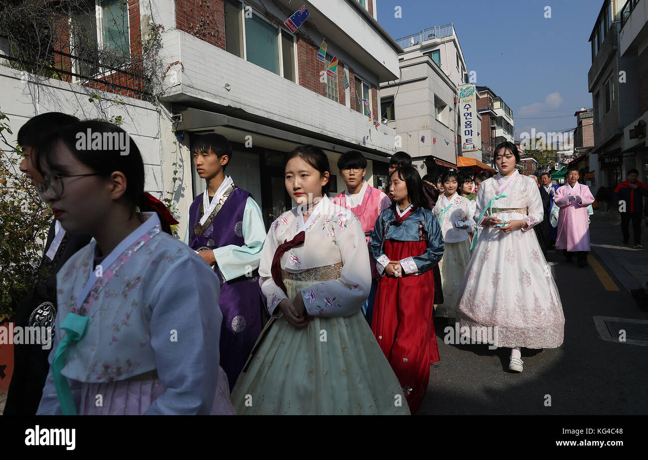 04th Nov, 2017. Hanbok parade Wearing South Korea's traditional hanbok ...
