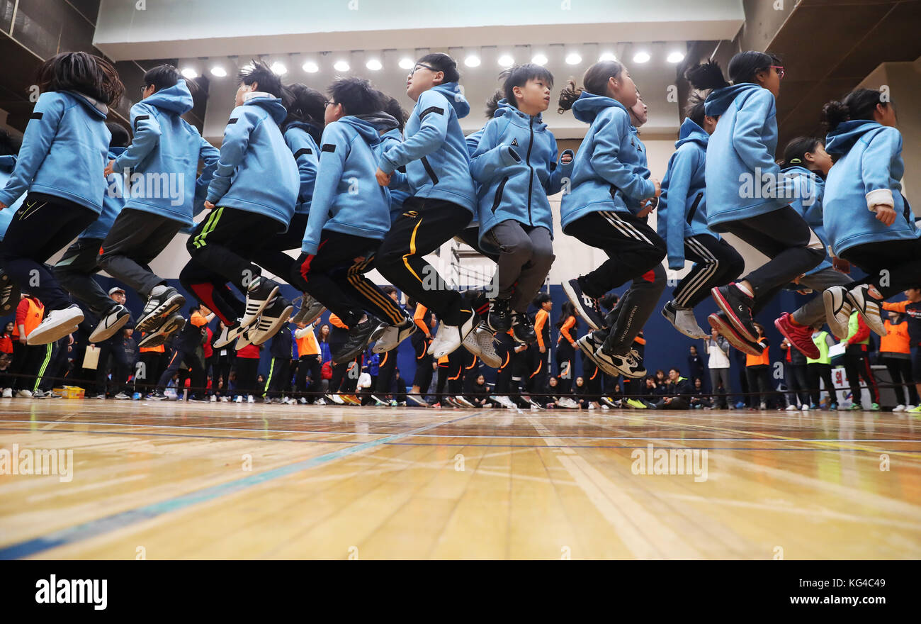 04th Nov, 2017. Jump together South Korean schoolchildren jump rope ...