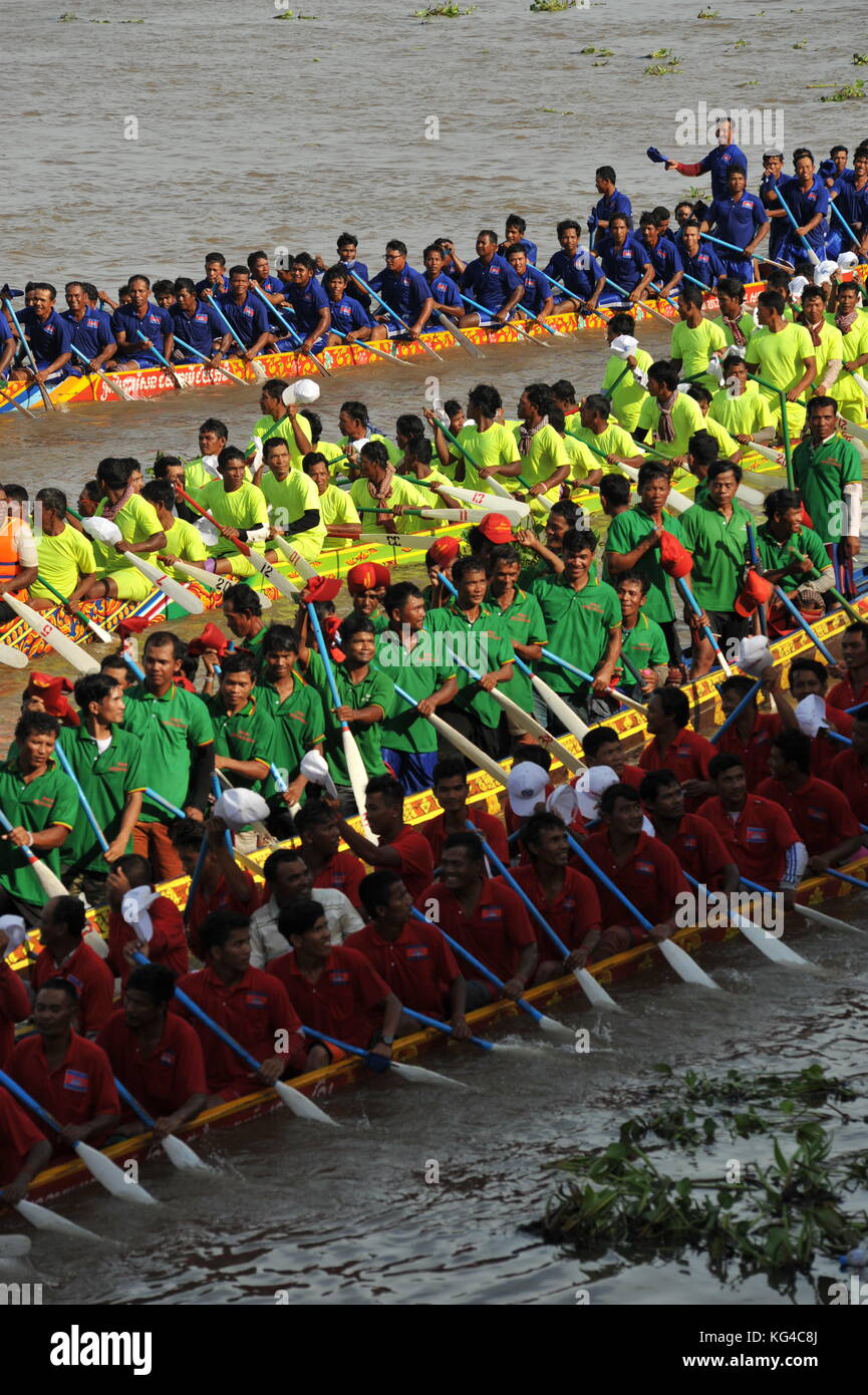 Phnom Penh, Cambodia. 3rd November, 2017. Phnom Penh celebrates Bon Om ...