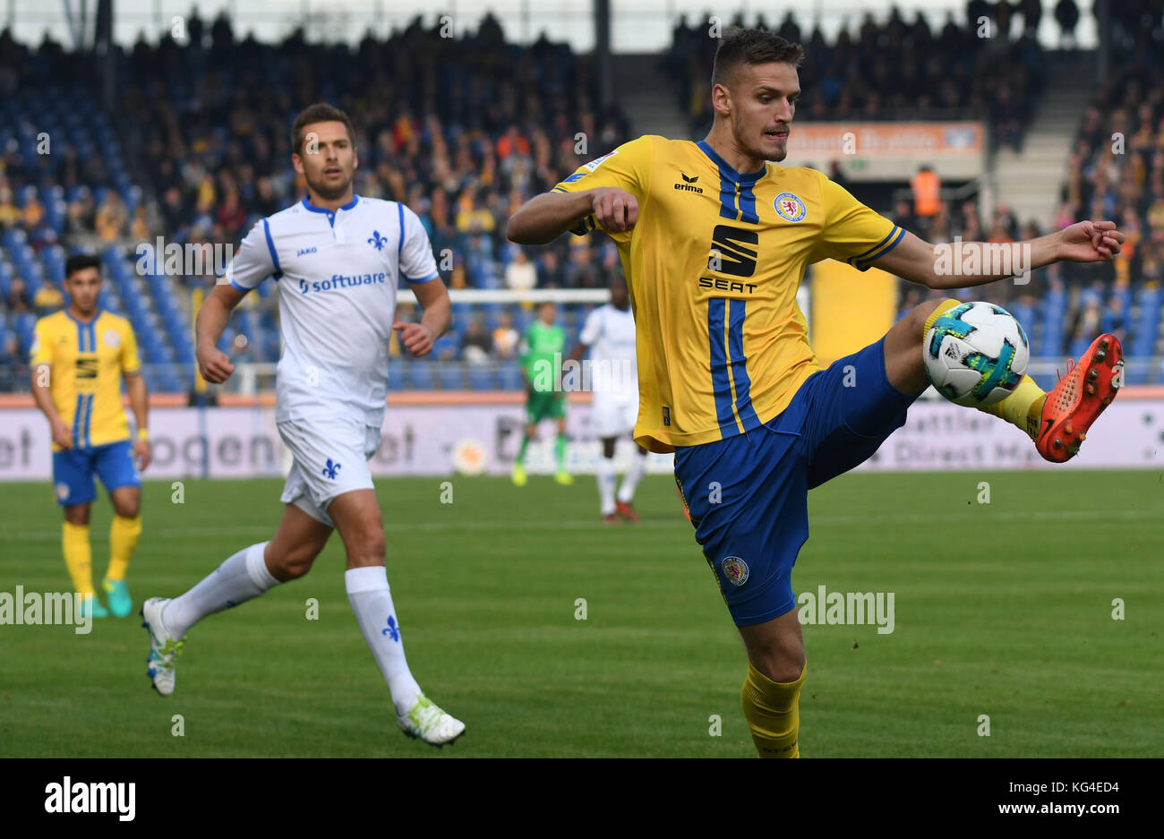 Braunschweig, Germany. 04th Nov, 2017. Braunschweig's Gustav Valsvik (R ...