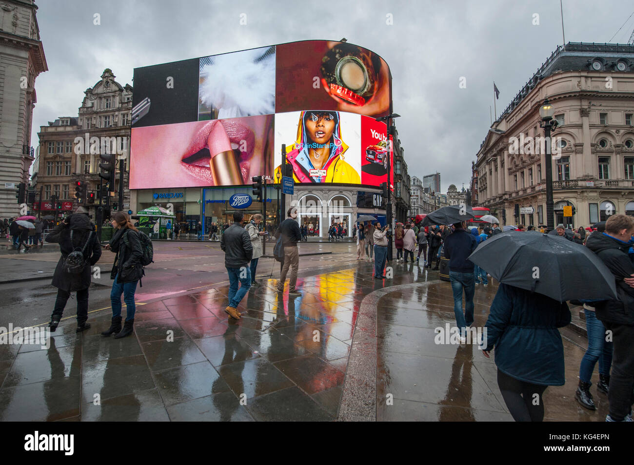 Piccadilly, London, UK. 4 November, 2017. New advertising signs the ...