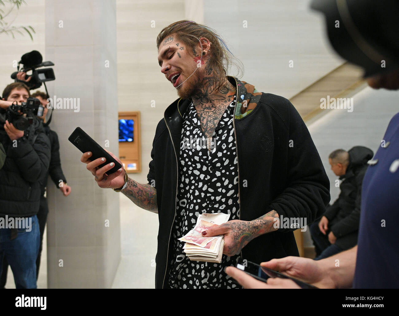 Marco Pierre White Jr holding cash as he heads into the Apple Store on ...