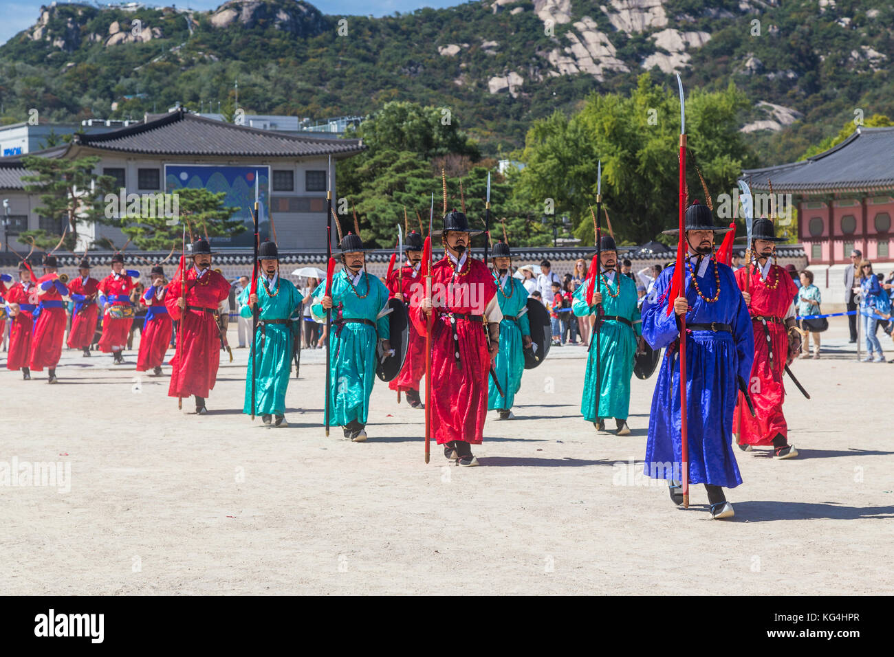 Palace guards marching in traditional Korean dresses in Gyeongbokgung ...