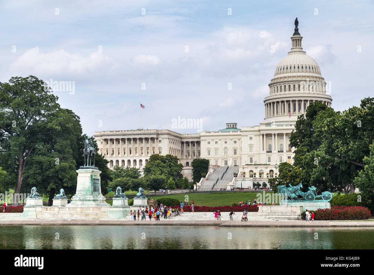Capitol Reflecting Pool, Ulysses S. Grant Memorial, and Capitol in ...