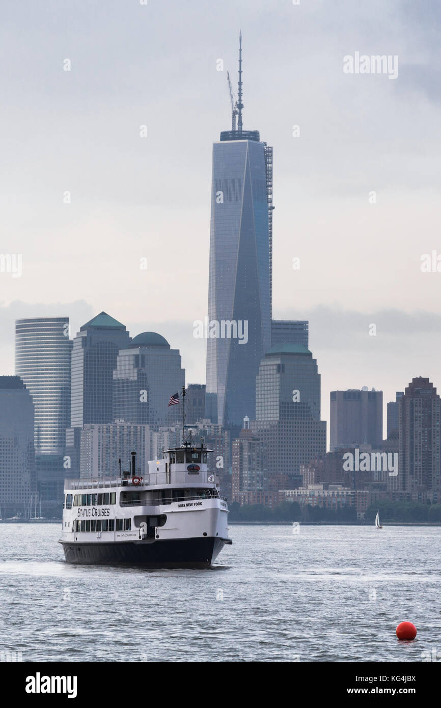 Cruise ship sails with New York One World Trade Center in background ...