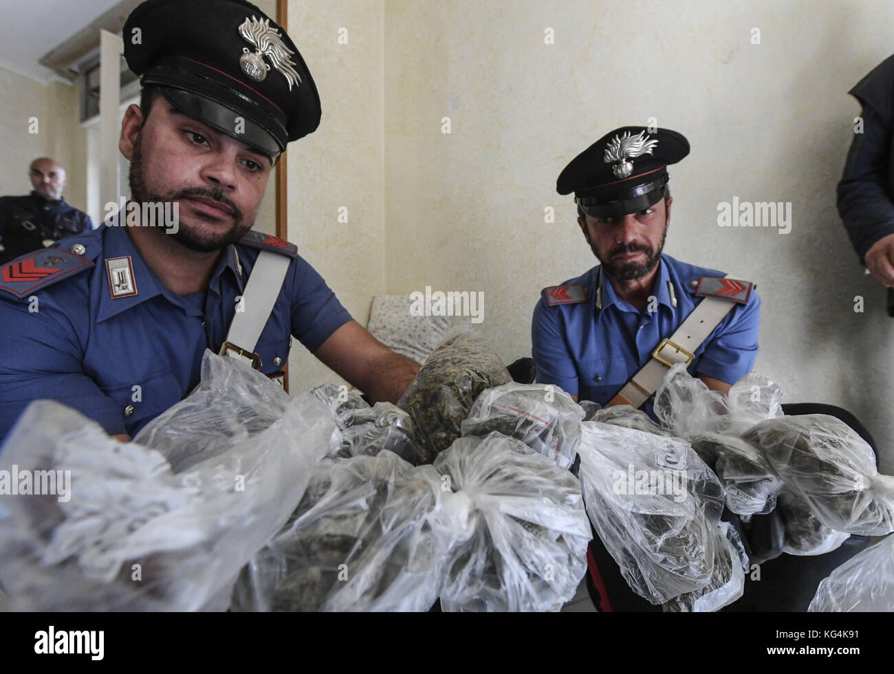 Police blitz on the roofs and terraces of Gomorrah, in the Scampia ...