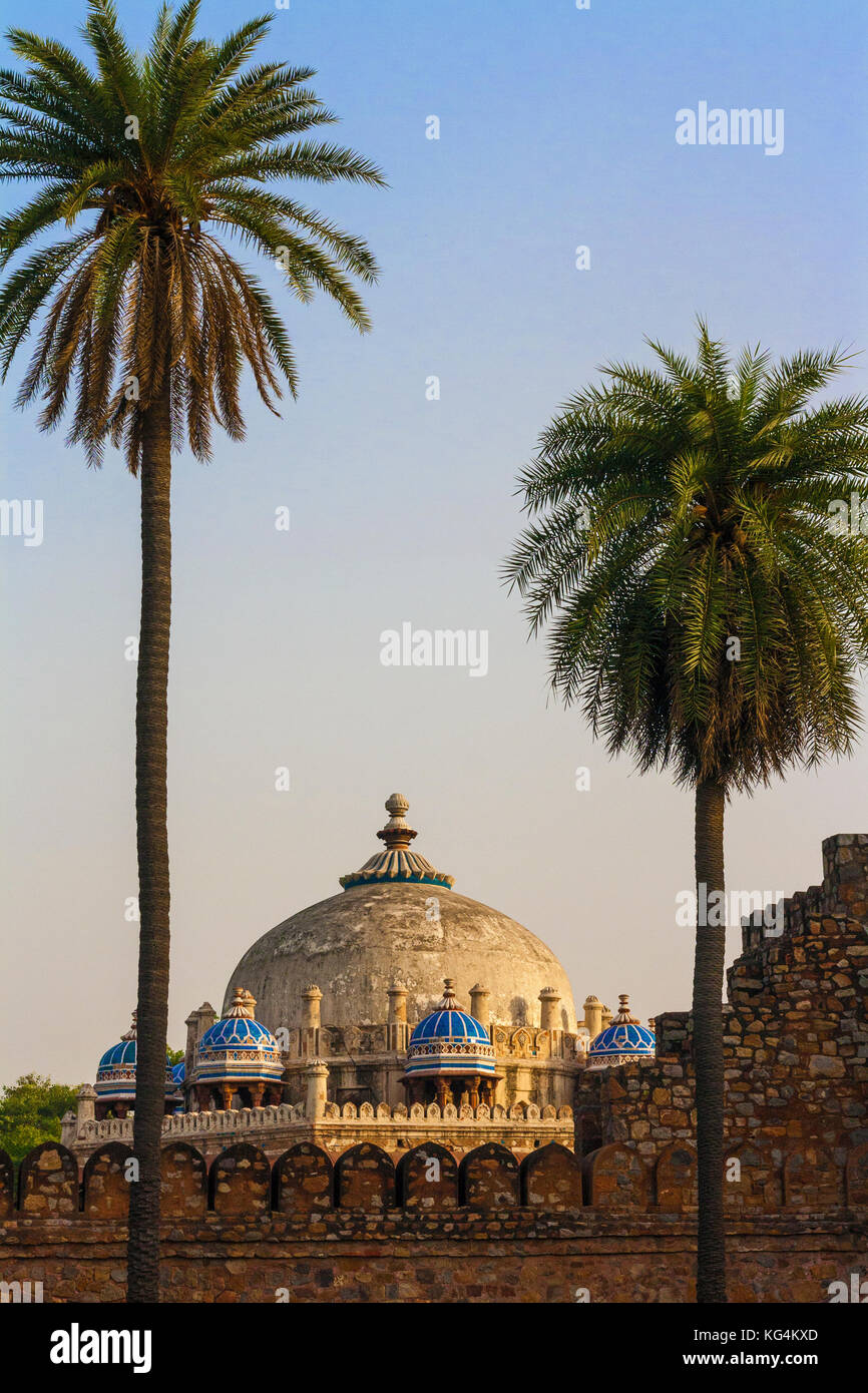 Palm trees brick building hi-res stock photography and images - Alamy