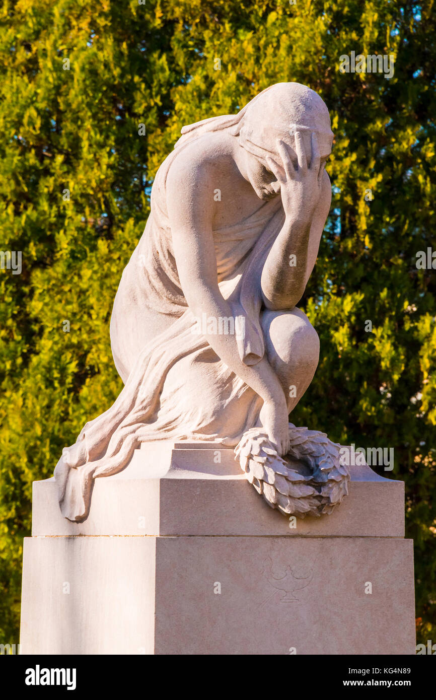 Statue on tomb weeping woman hi-res stock photography and images - Alamy