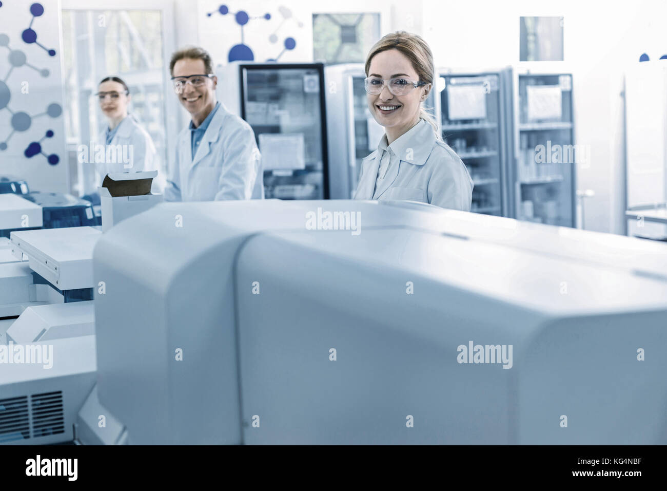 Medical lab scientists hi-res stock photography and images - Alamy