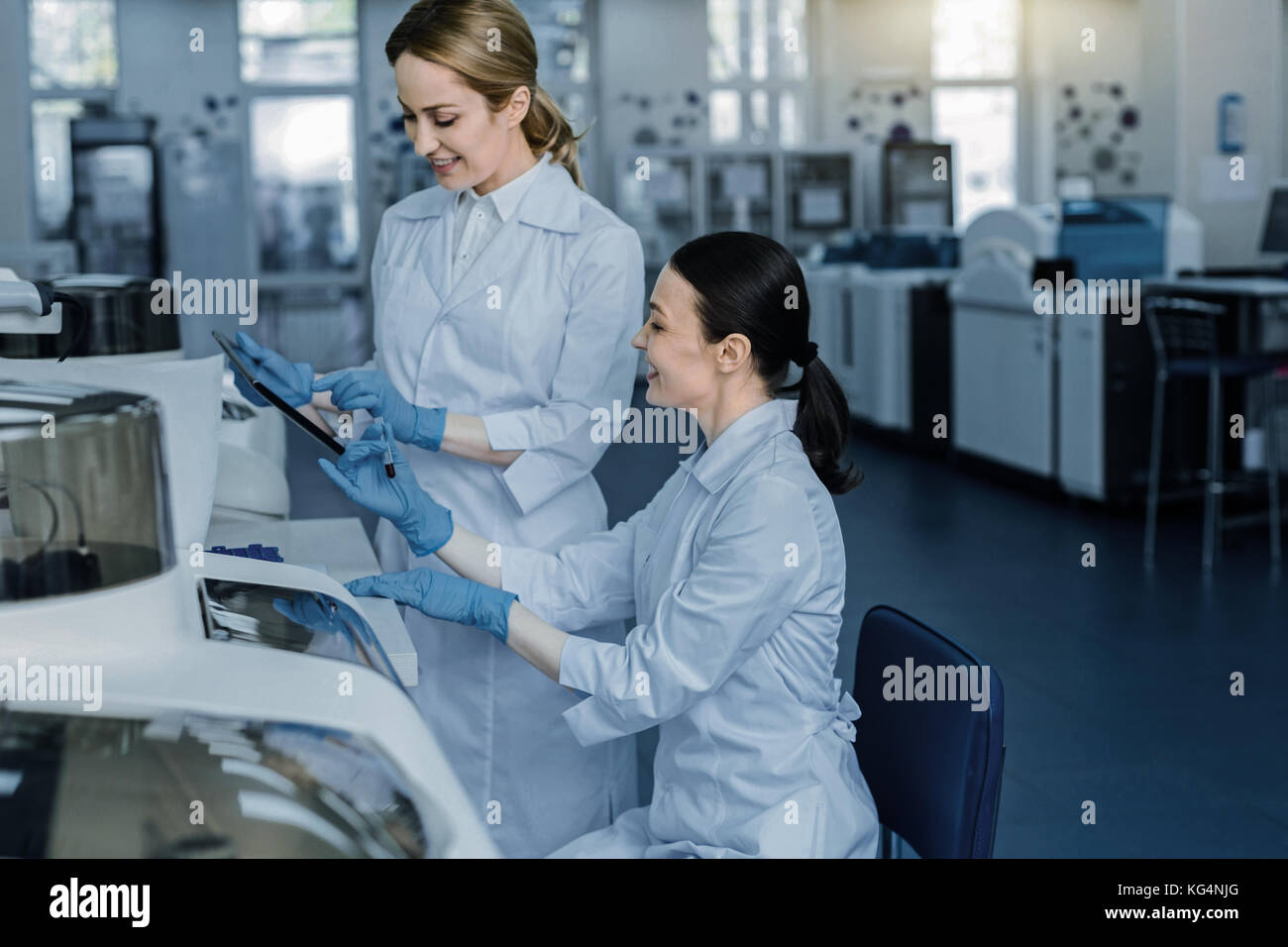 Scientists talking hi-res stock photography and images - Alamy