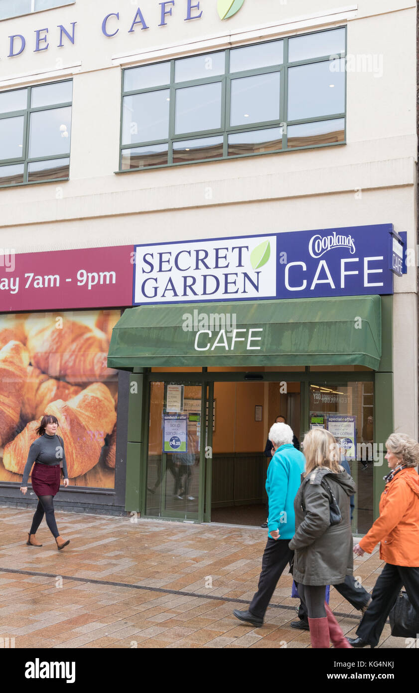 Cafe hull hi-res stock photography and images - Alamy